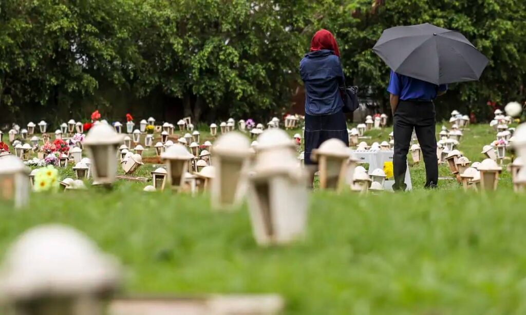 Family members honor loved ones on All Souls' Day - Facto News